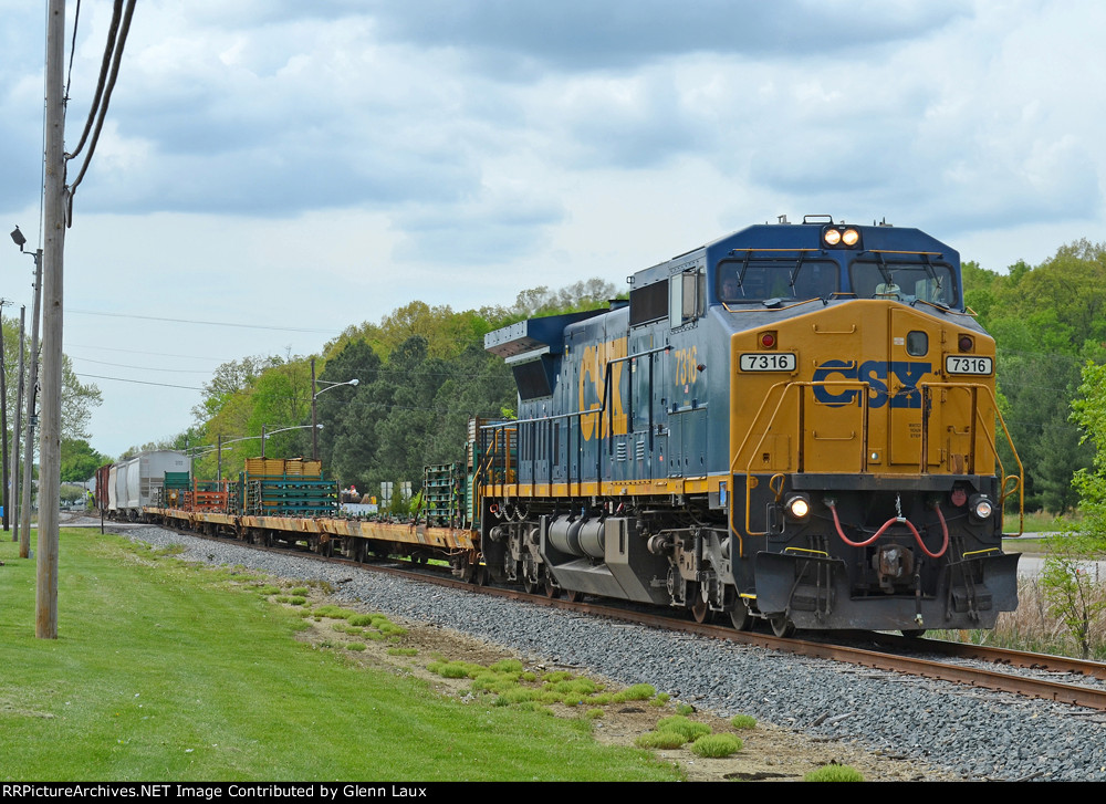 CSX 7316 in reverse, heading back to the mainline